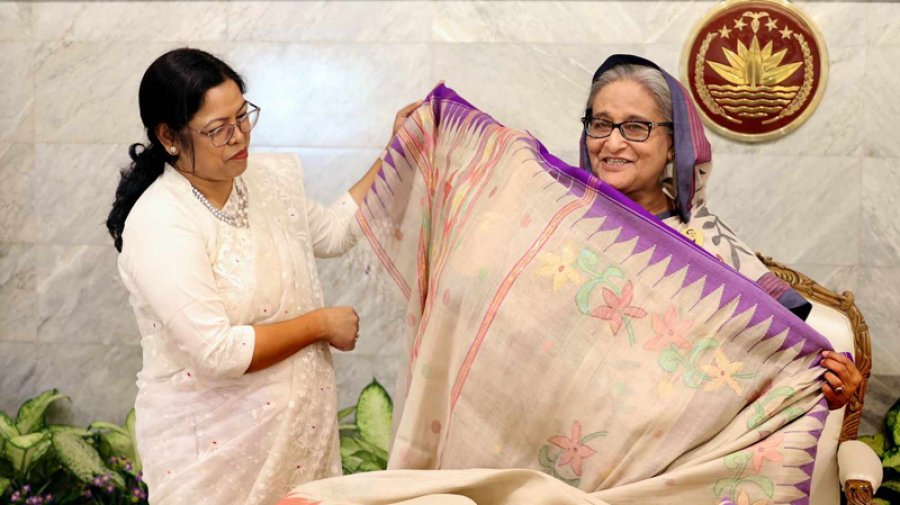 PM receives Kalabati Saree from Bandarban handicrafts women - Business ...