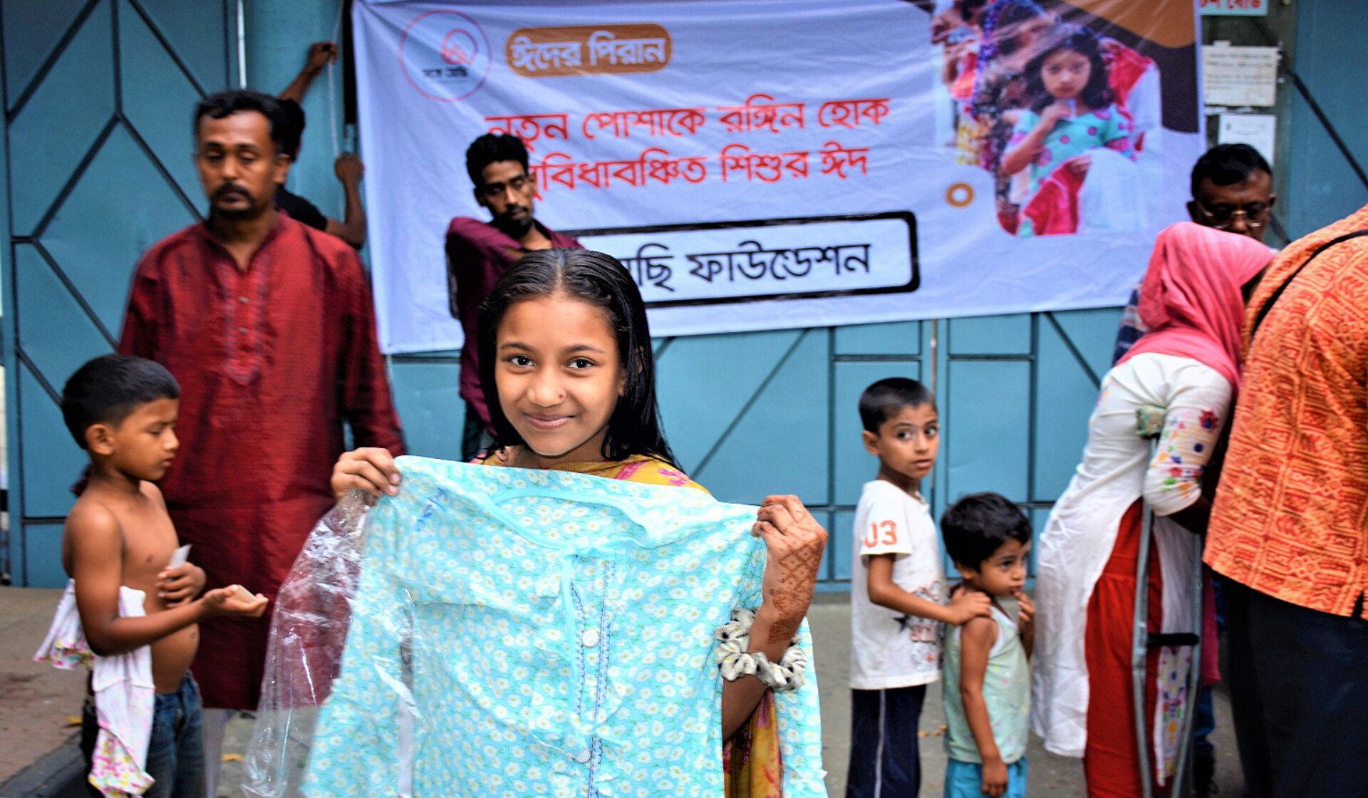 Shonge Achi Foundation distributes Eid clothes to 1000 underprivileged ...